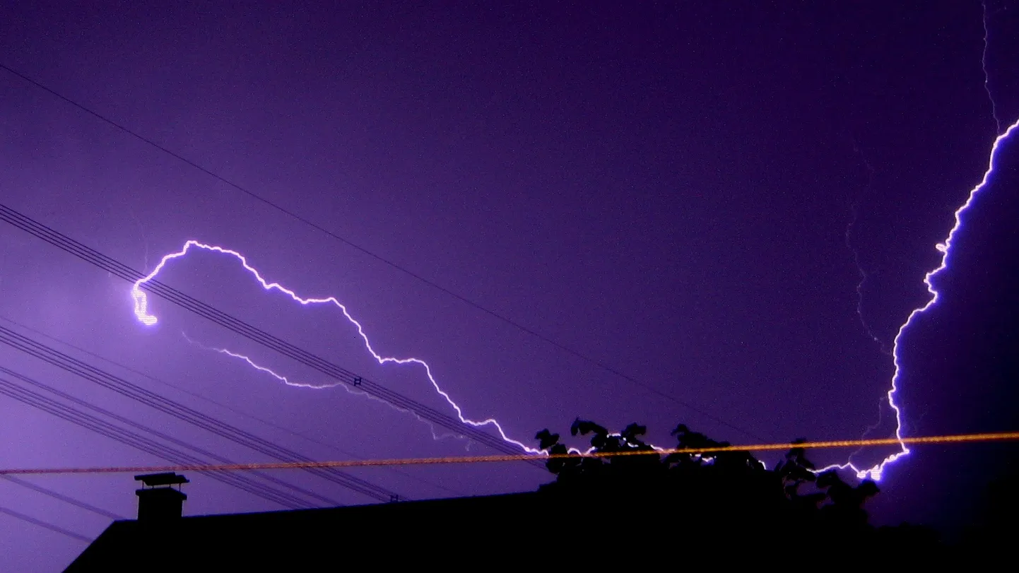Krievijā mazu bērnu nosper zibens