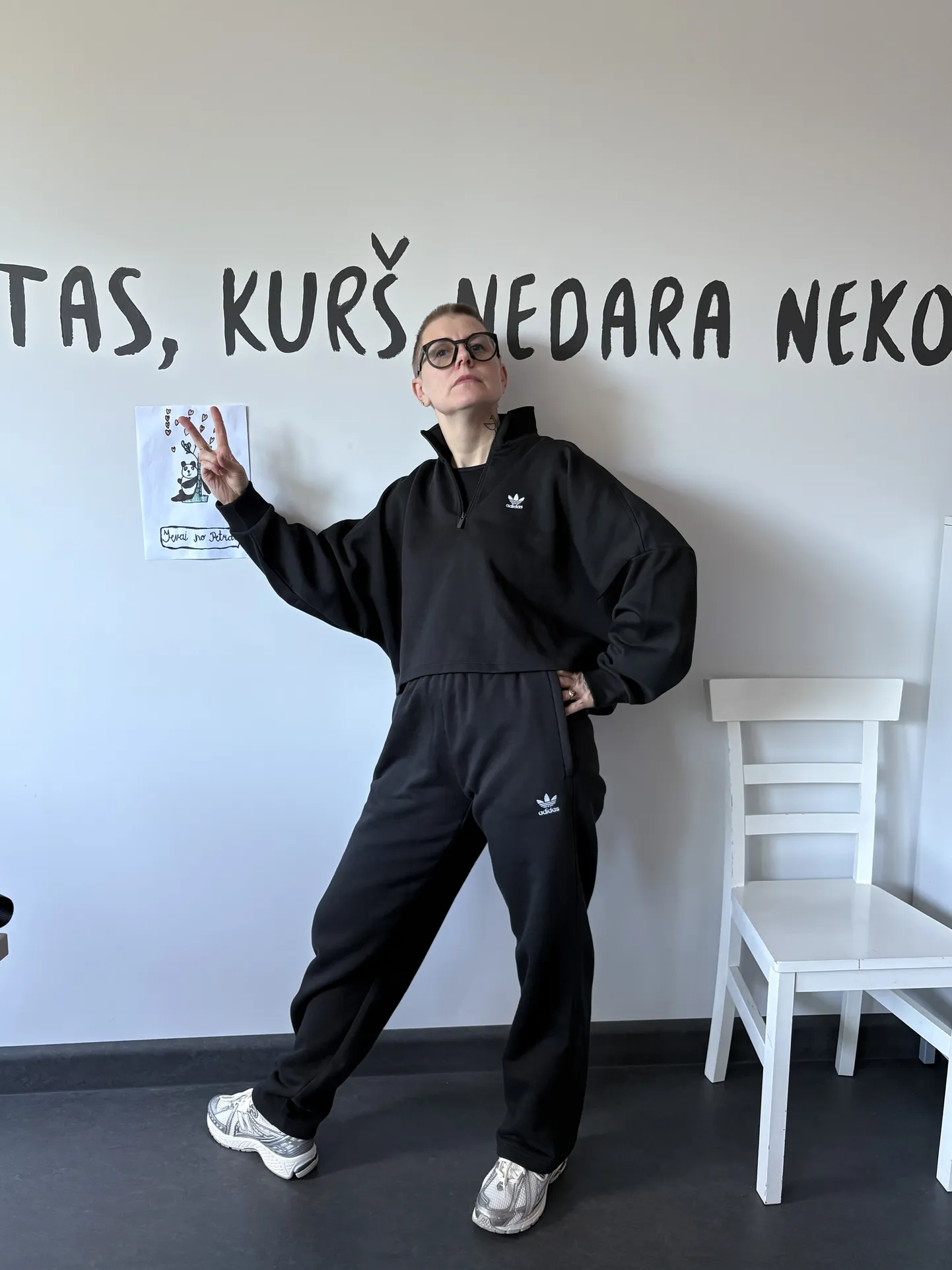 "Šodien vecāki atļaujas atsist ar kāju vaļā direktora durvis." Ieva ...