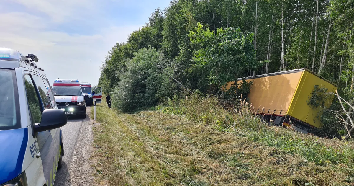 GALERII Veok põrutas purunenud rehvi tõttu metsa