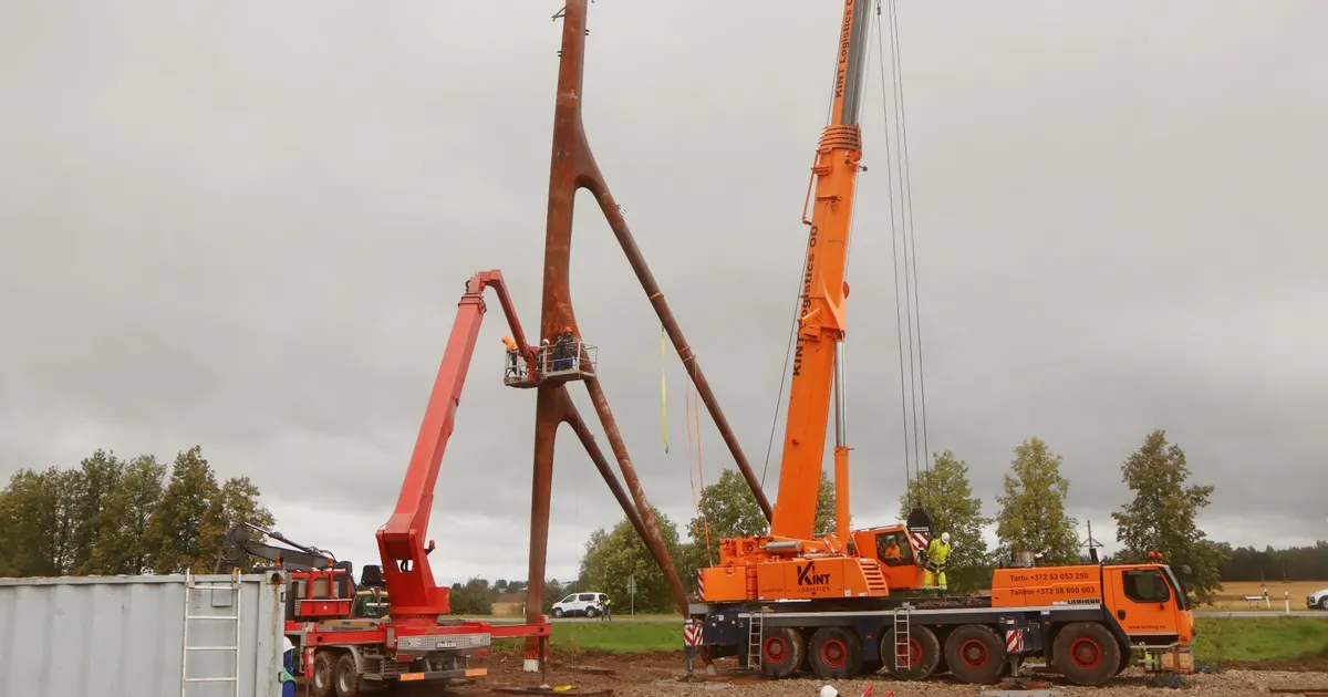 Elering püstitas Tartu linna serva disainmasti Sookurg