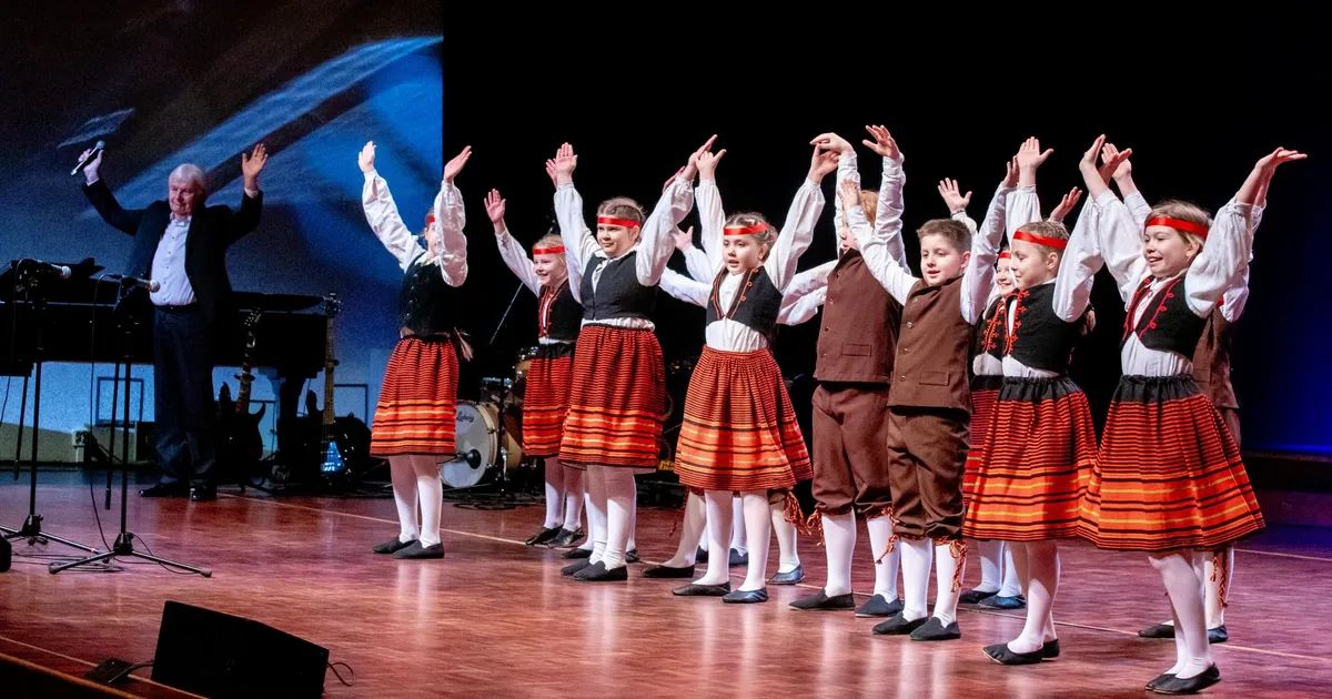 VIDEO JA GALERII Ivo Linna tähistas vabariigi aastapäeva Mai kooli lastega