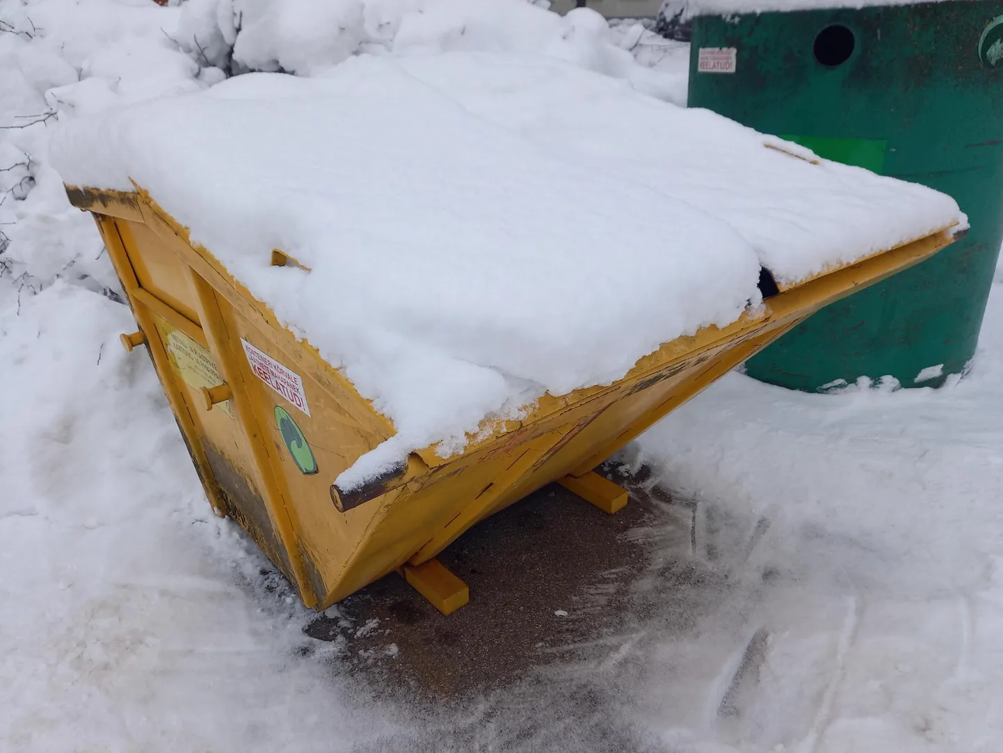 Konteiner jäi Valgas nädalateks tühjendamata