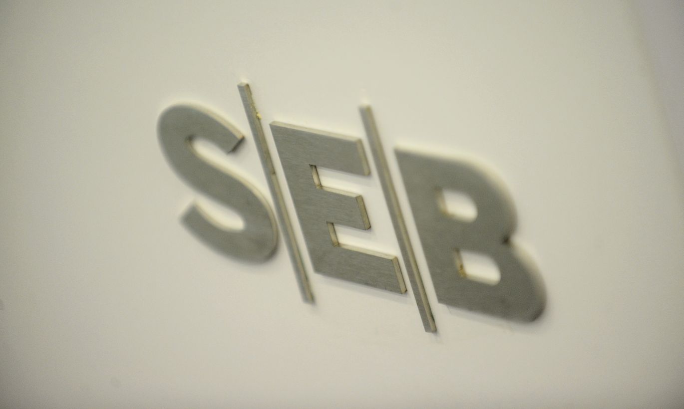 "SEB bankas" klientiem no piektdienas jāmaksā par konta apkalpošanu ...