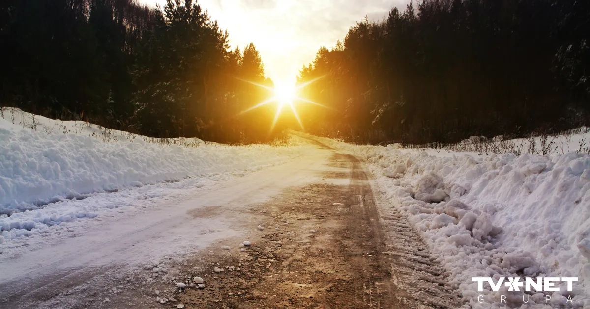 По всей Латвии обледенели дороги