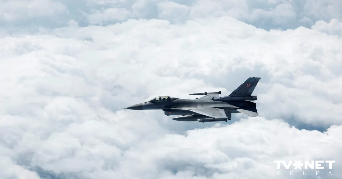 Польша подняла ночью военные самолеты в связи с нападениями России на ...