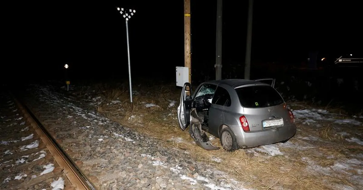 PILDID Tartu lähedal raudteeülesõidukohas sõitis auto rongile ette