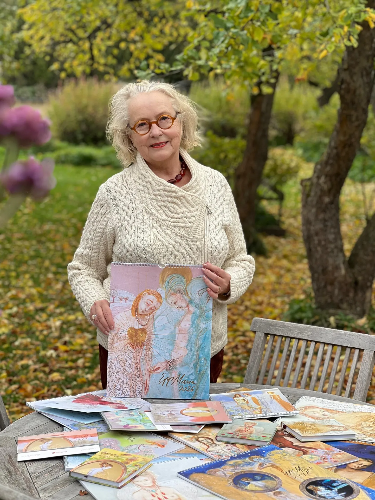 Epp Maria Kokamägi esitleb vestlushommikul enda uusi kunstikalendreid