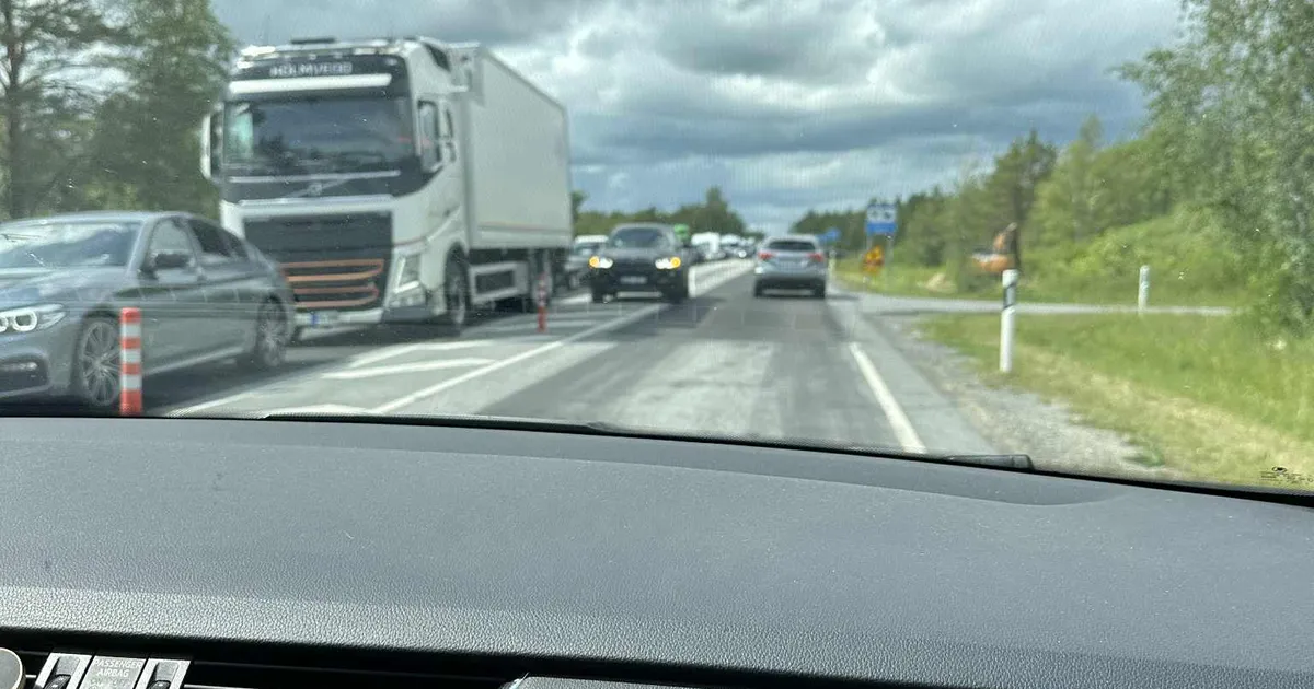 JAANIPÜHAD LÄBI Kuivastu sadamas lookleb 3-kilomeetrine järjekord