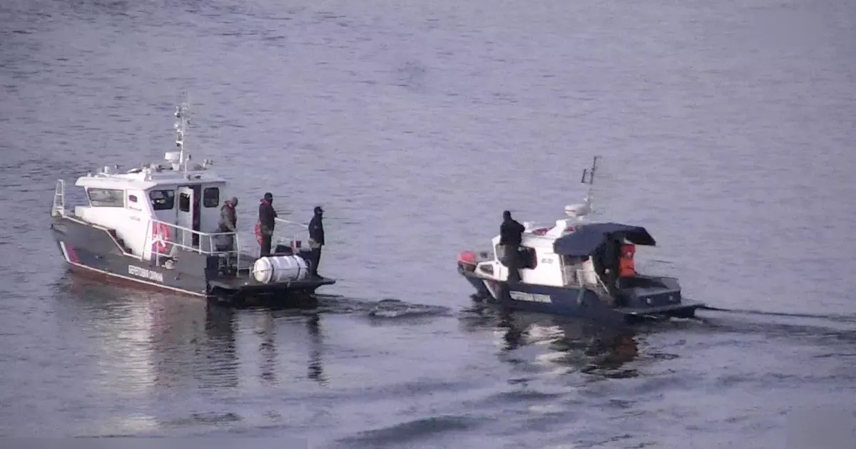 VIDEO Russian border guard removes buoys marking fairway from Narva River