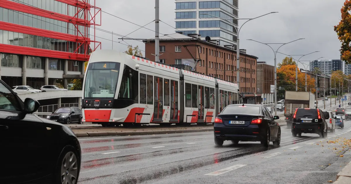 OHTLIK VAATEPILT Kaks väikest last panid oma elud trammi peal õõtsudes ohtu