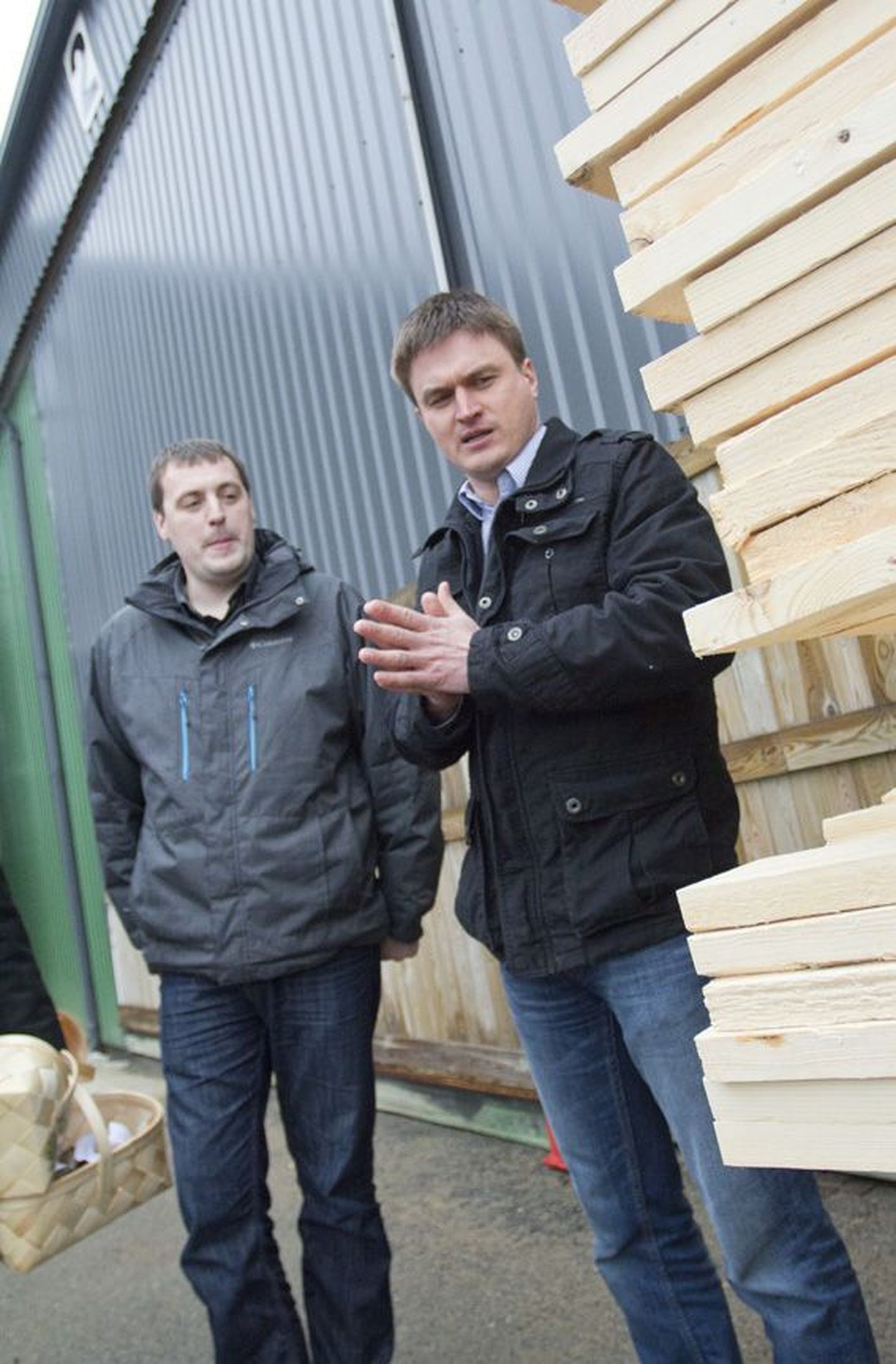 Koolilapsed teevad lindudele pesakaste