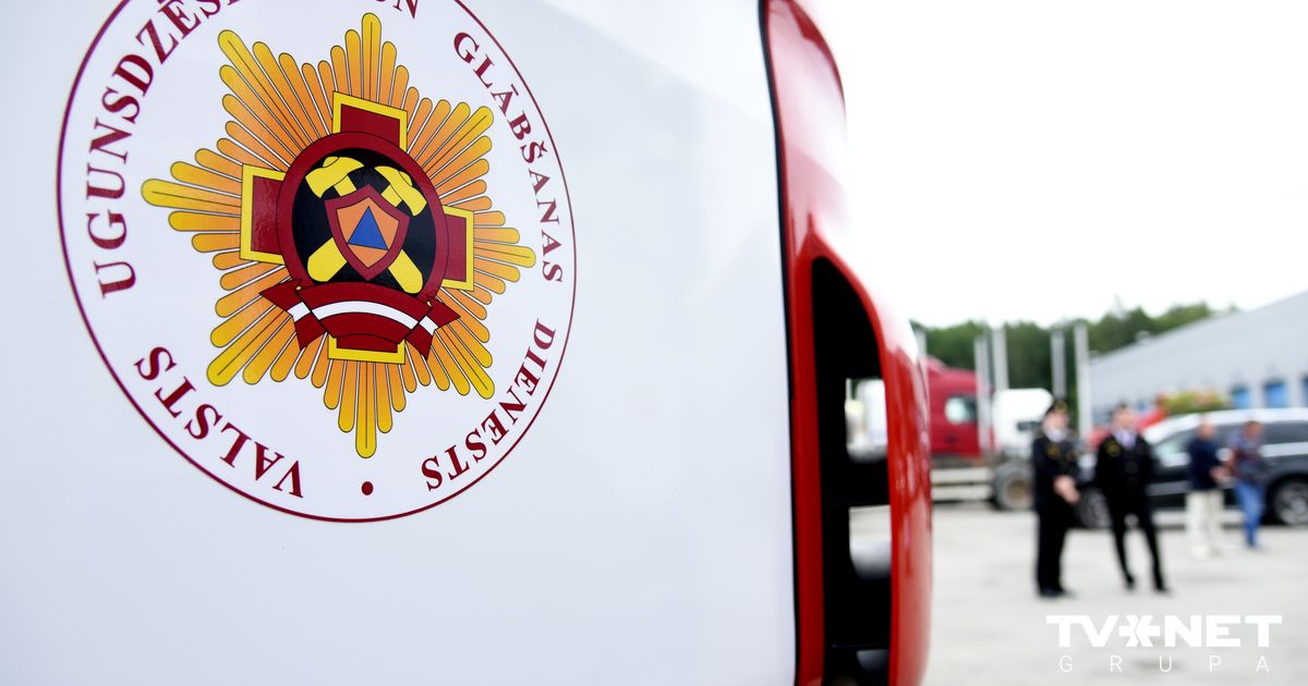 Jēkabpilī VUGD izglābj cilvēku no ugunsgrēka, kas radies piedeguša ...