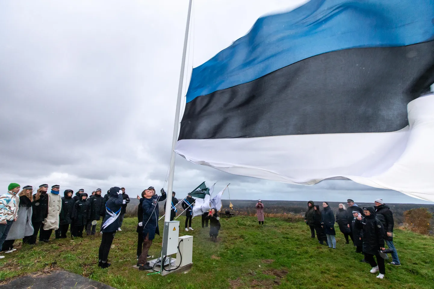VIDEO Tuulise esmaspäeva varahommikul tõusis sinimustvalge Kukruse mäe ...