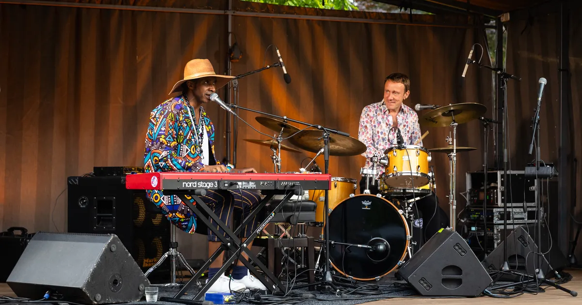 Juu Jääb avas festivali Arensburg Boutique Hotel & Spa päikeseterrassil ...