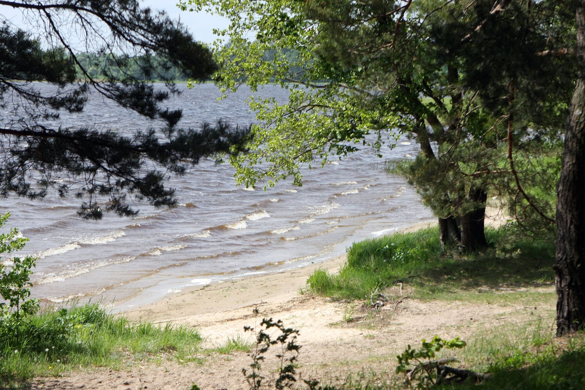 Rīgā neiesaka peldēties Hapaka grāvī un Juglas ezerā
