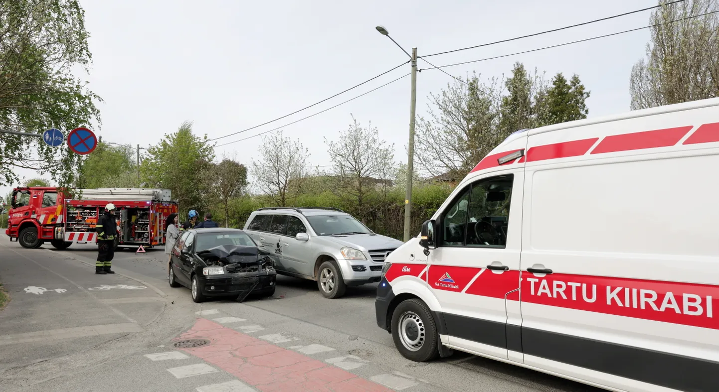 ФОТО Серьезное ДТП в Тарту: водитель не могла самостоятельно выбраться ...