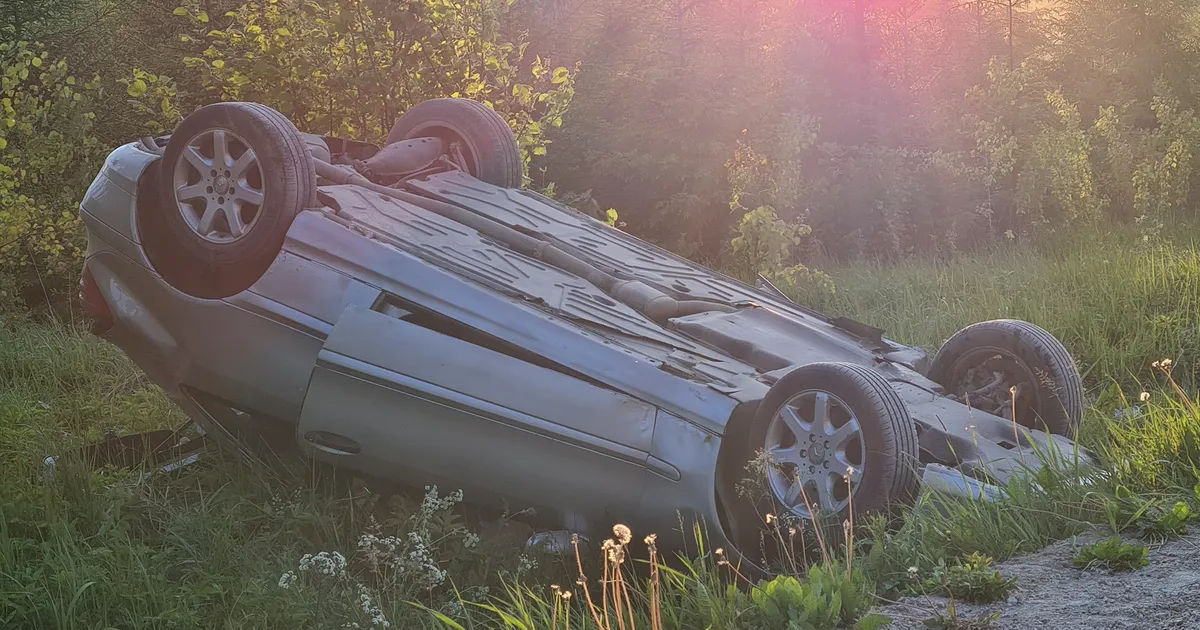 PILDID Tartumaal paiskus auto katusele, autos viibisid ka kaks last ja koer