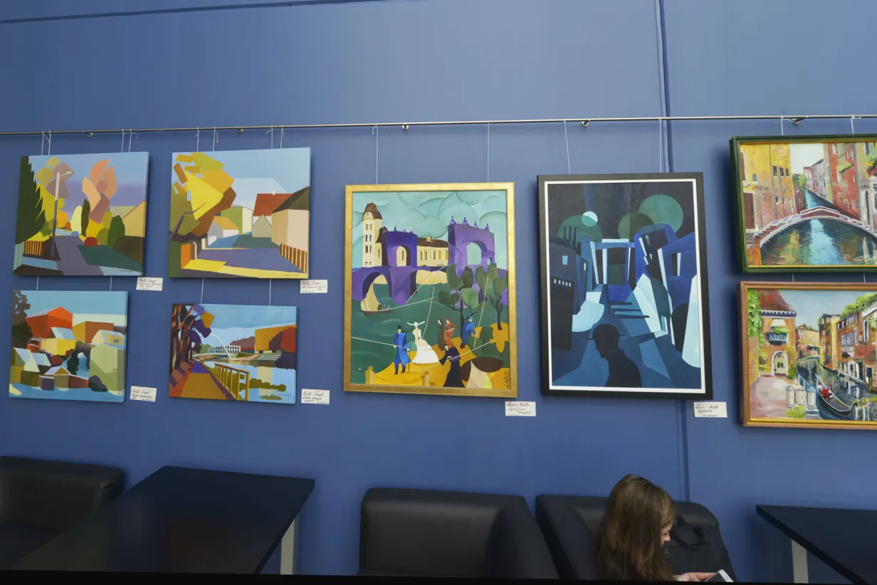 GALERII Omicumi seintel näeb Suvi kunstistuudio liikmete kirjusid teoseid