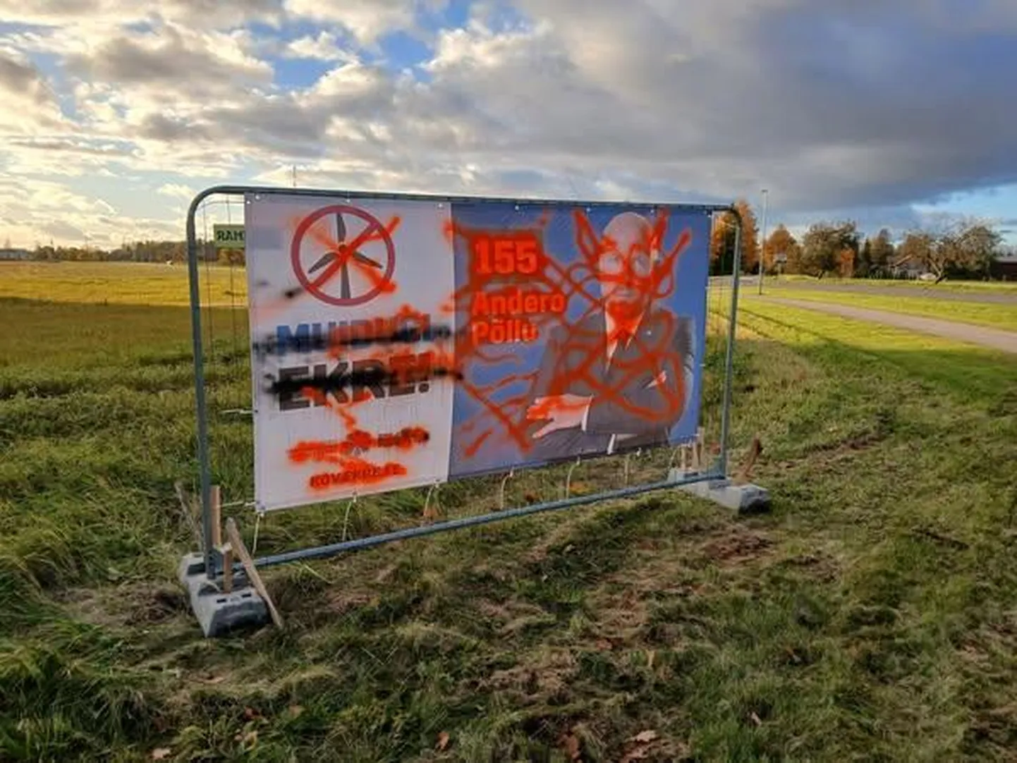 EKRE kandidaat süüdistab vallavanemat reklaamplakati varguses