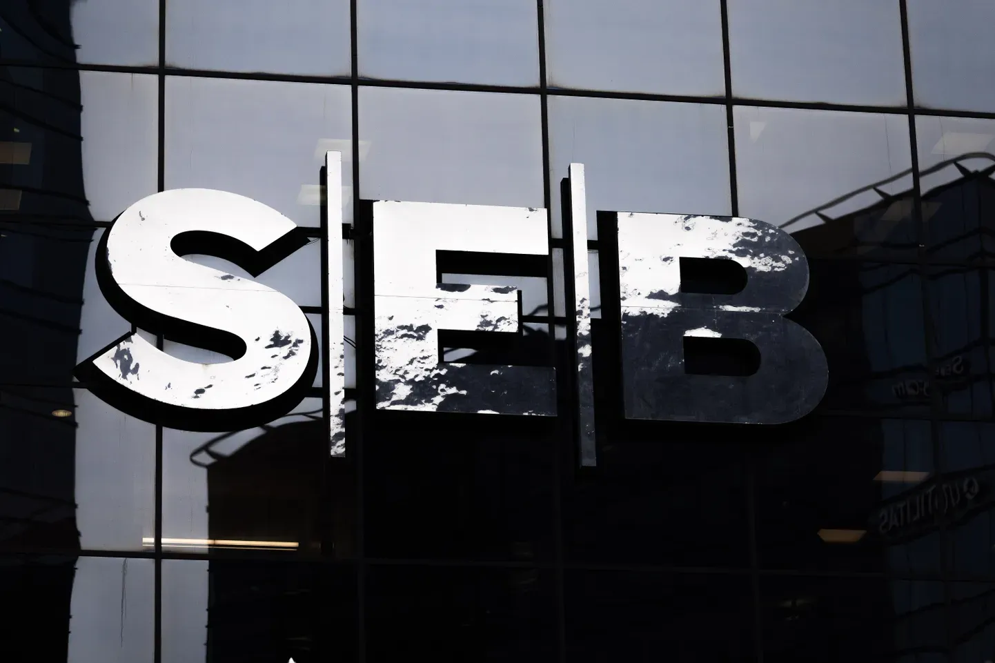 С июня подорожали многие услуги банка SEB