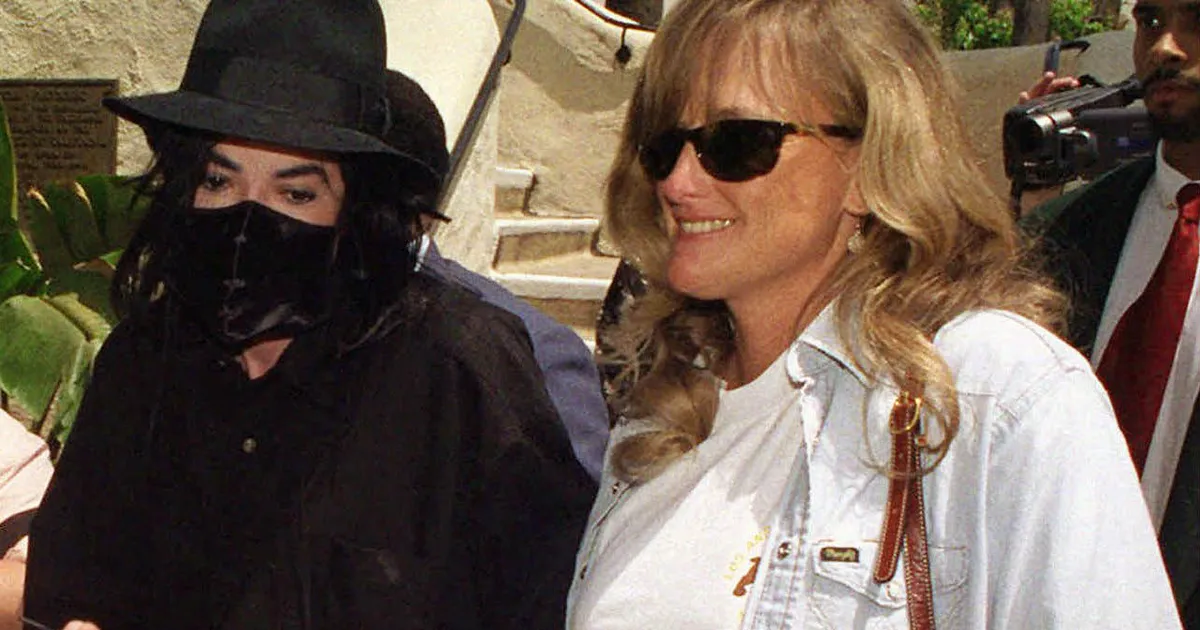 FOTO Michael Jacksoni eksabikaasa ilmus üle pika aja avalikkuse ette