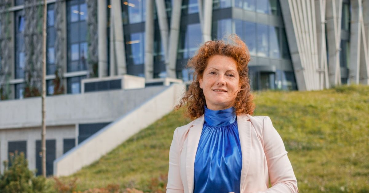 Video: Ieva Brante pilnīgi plikiņa skrien peldēties aukstajā jūrā ...