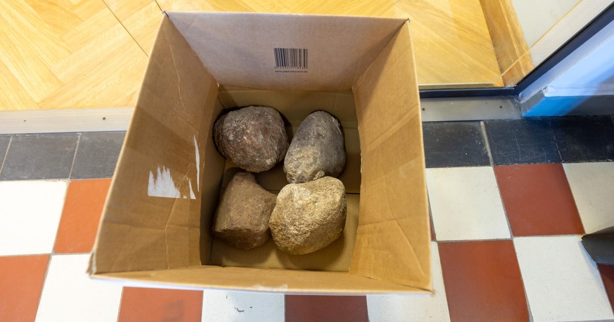 Munakiviteeäärses vappuvas majas elav mees tassib raekotta suuri kive