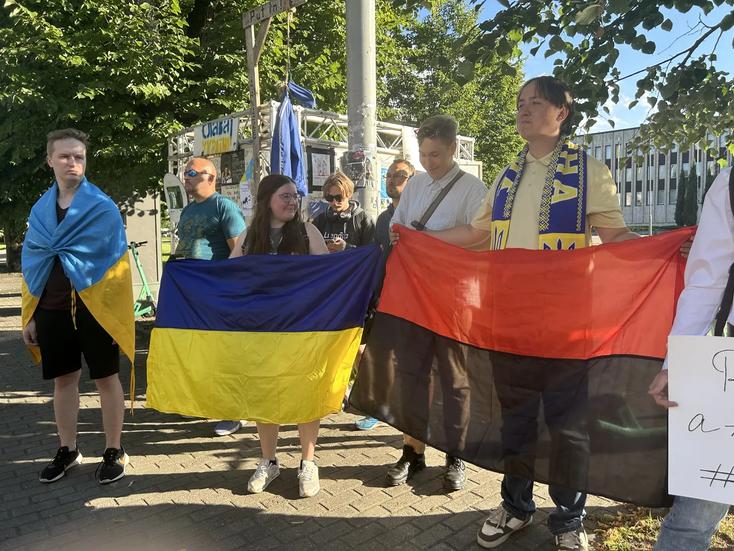 VIDEO UN FOTO Rīgā pie Krievijas vēstniecības notiek pikets pret ...