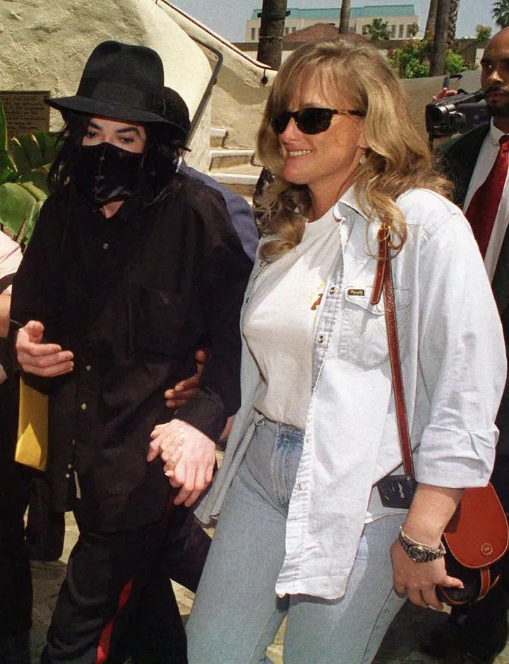 FOTO Michael Jacksoni eksabikaasa ilmus üle pika aja avalikkuse ette