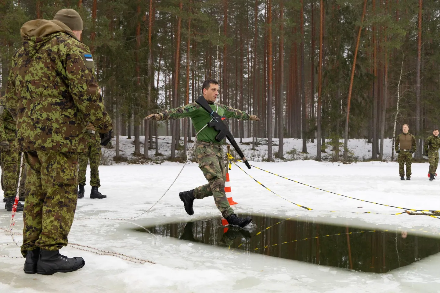 Sõjakoolide õppurid harjutasid talvist sõjapidamist