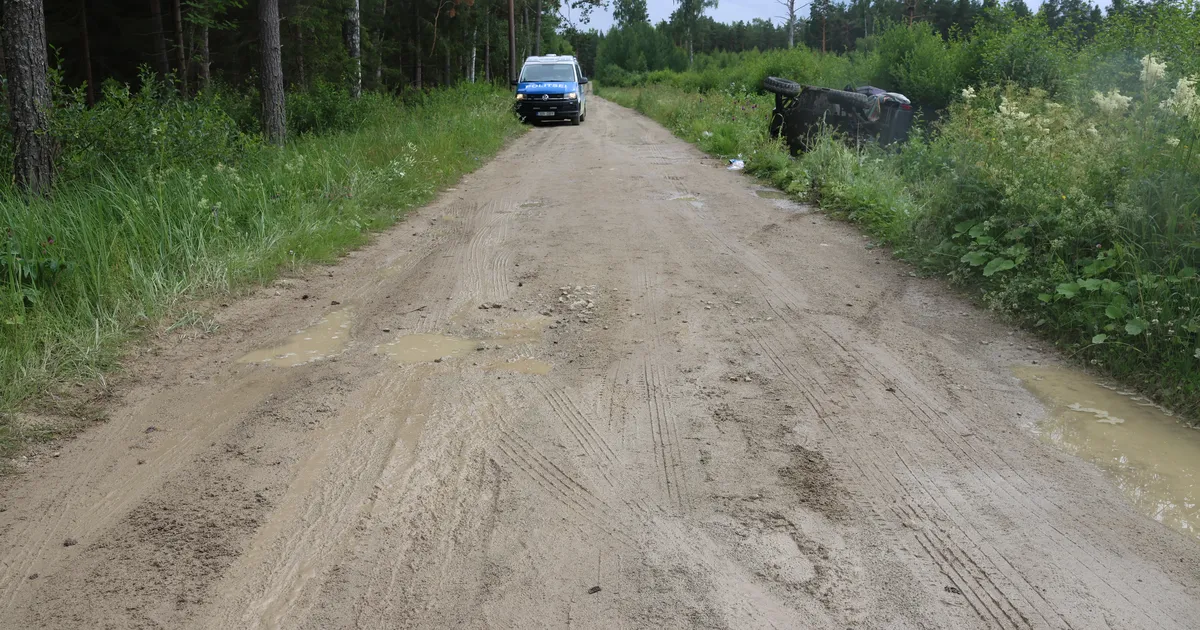 Vanemate tagant näpatud noori täis auto keeras üle katuse