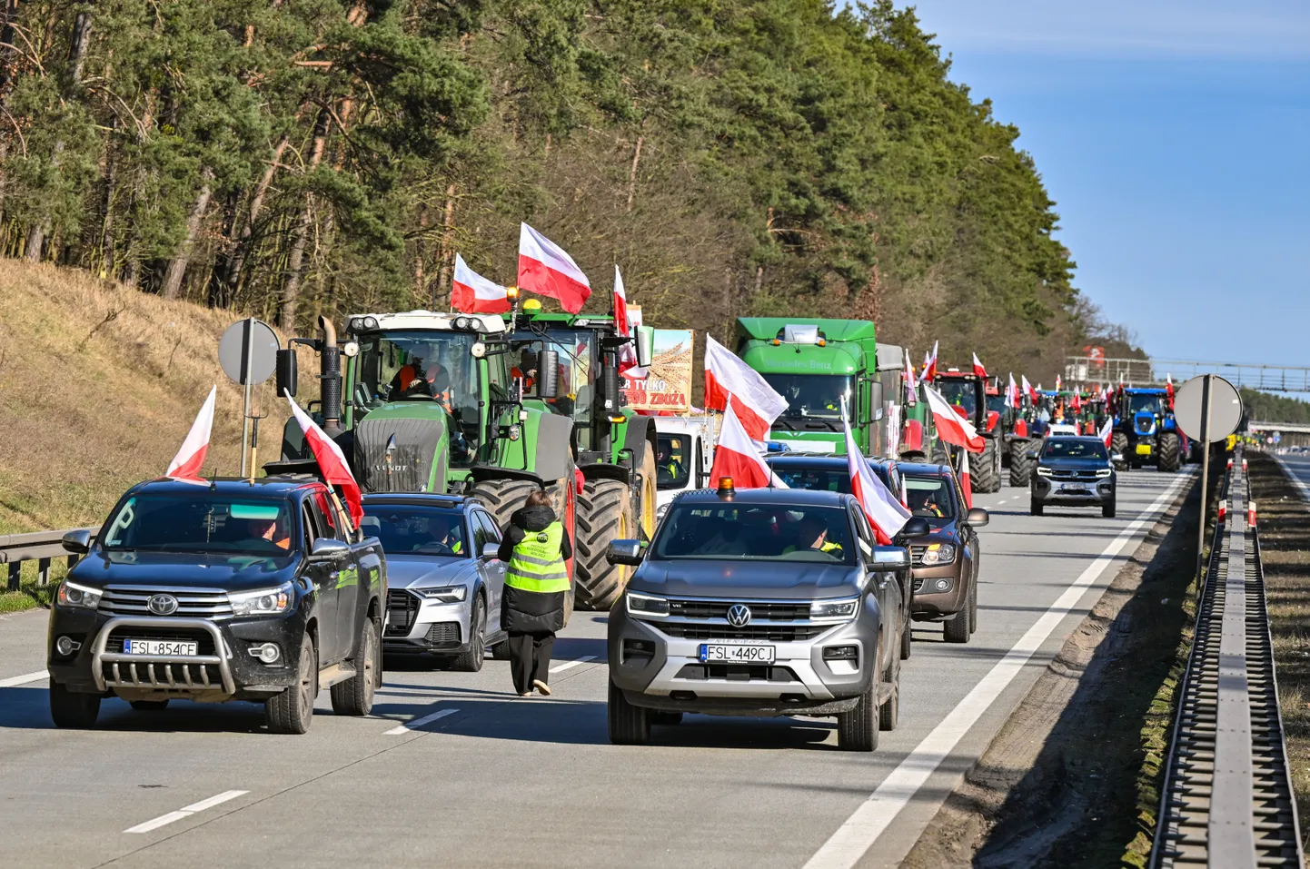 Polijas lauksaimnieki sākuši bloķēt ceļu uz Vāciju