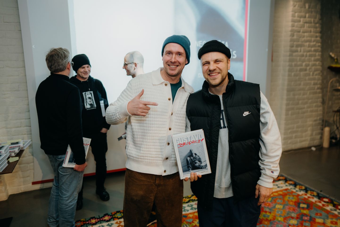 FOTO Reperis Gustavo jautrā kompānijā svin grāmatas "Beidzot!" izdošanu