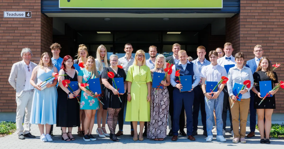 Koolilõpetajad pälvisid ministrilt tänukirja