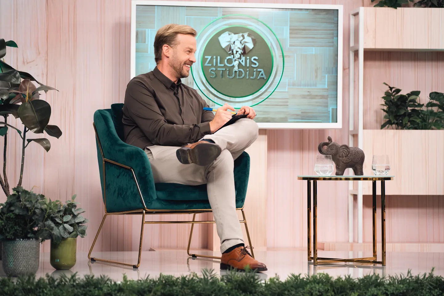 Pie skatītājiem atgriežas iemīļotais sarunu raidījums "Zilonis studijā"