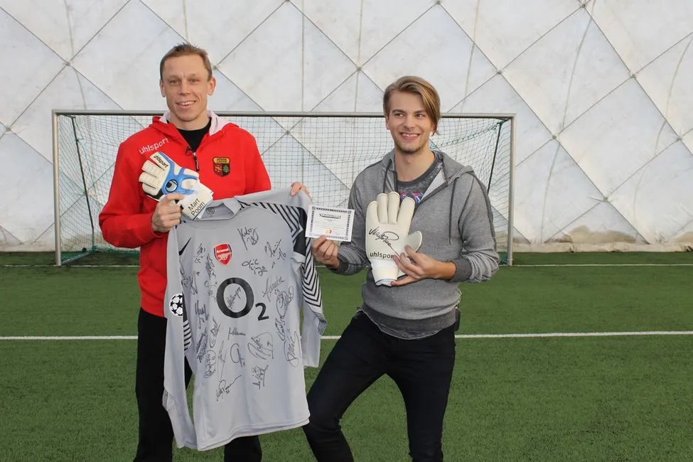 Läheb rebimiseks! Mart Poom pani Arsenali autogrammidega särgi ...