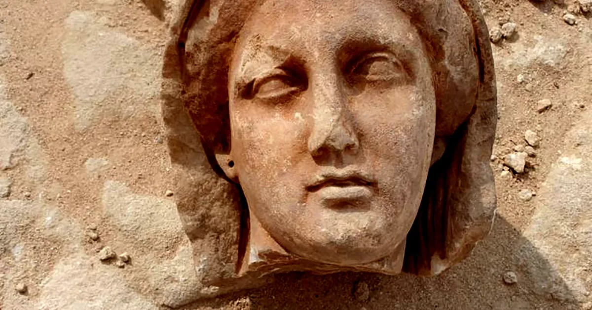 Briti mees komistas ehitustööde käigus 1800 aastat vana kuju otsa