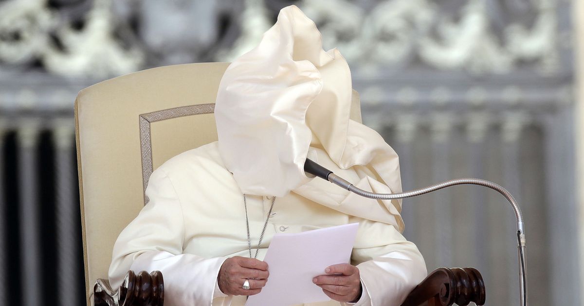 Humoorikad pildid: tuul ei jäta paavsti rahule