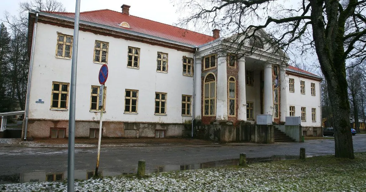 Voltveti mõisa häärberit kaunistab klaasvitraaž