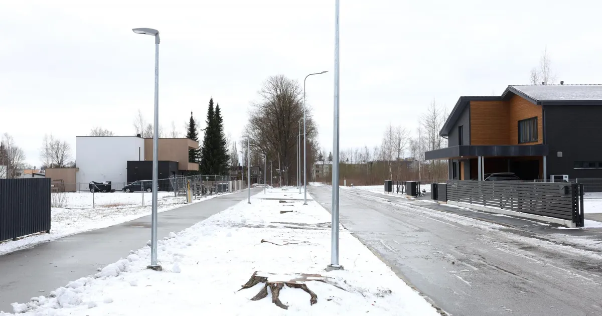 Uuel tänavalõigul läksid puud sae alla