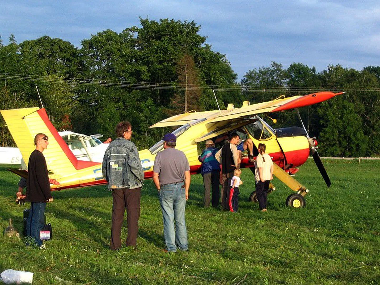 Riidaja kutsus külalised, et koos lennata üle aja, mõisa ja talu