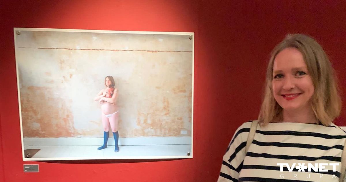 Latviete ar drosmīgu pašportretu pēc dzemdībām saņem Anglijas mākslas ...