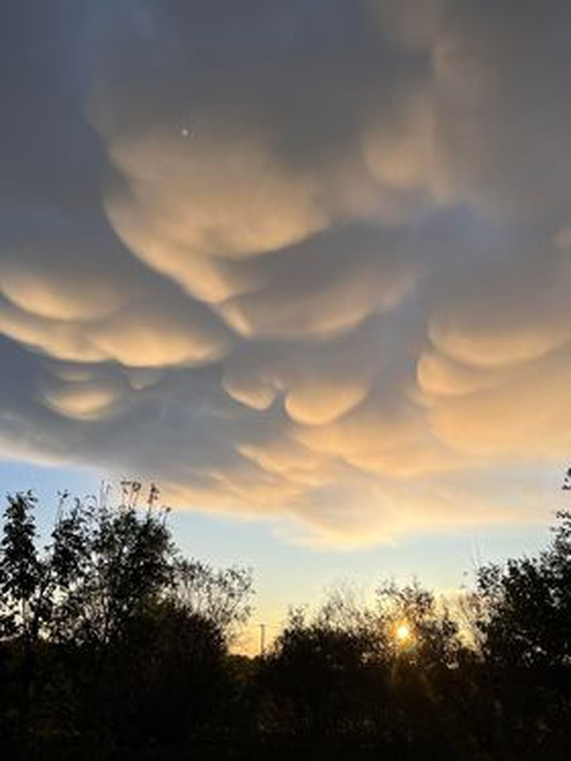 FOTO Debesis Cēsu novadā rotā iespaidīgi tesmeņveida mākoņi
