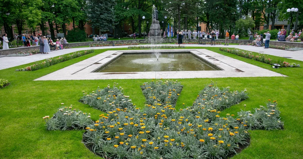 GALERII Uuenenud Koidula park avati puhkpillimuusika ja vihmasabinaga