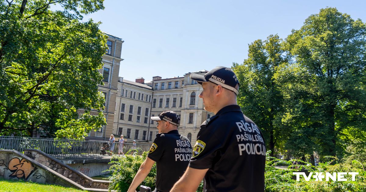 FOTO Pašvaldības policija Rīgā turpmāk patrulēs arī ar elektroskrejriteņiem