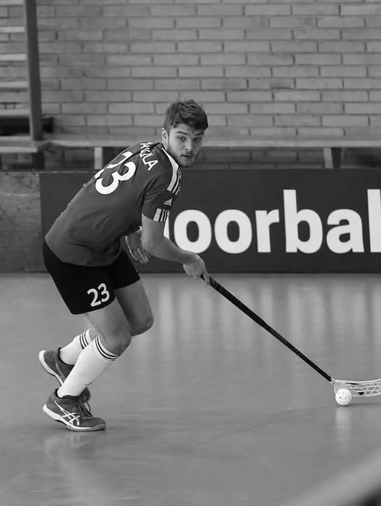 Suri noor Eesti saalihokimängija