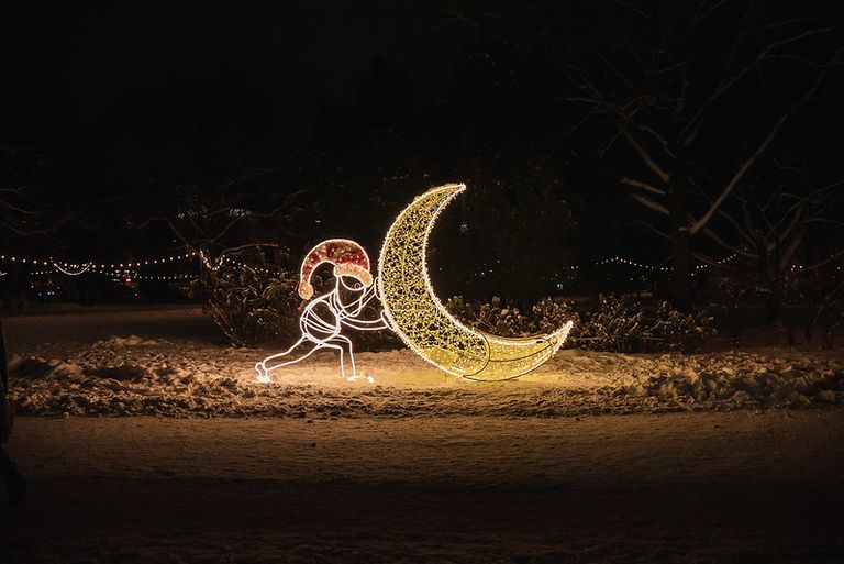 FOTO Lai top gaisma! Rīgas parki un tilti ir saposti svētkiem