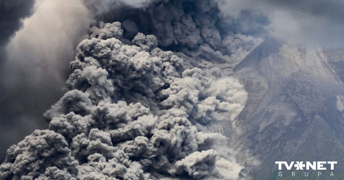 Indonēzijā izvirdis Merapi vulkāns. Pelnu mākonis pacēlies 3000 metru ...