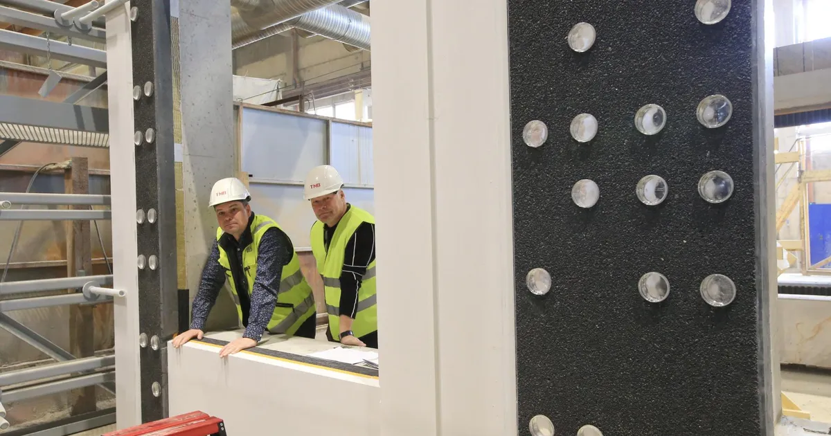 TMB Element teeb betoonist rätsepaülikondi