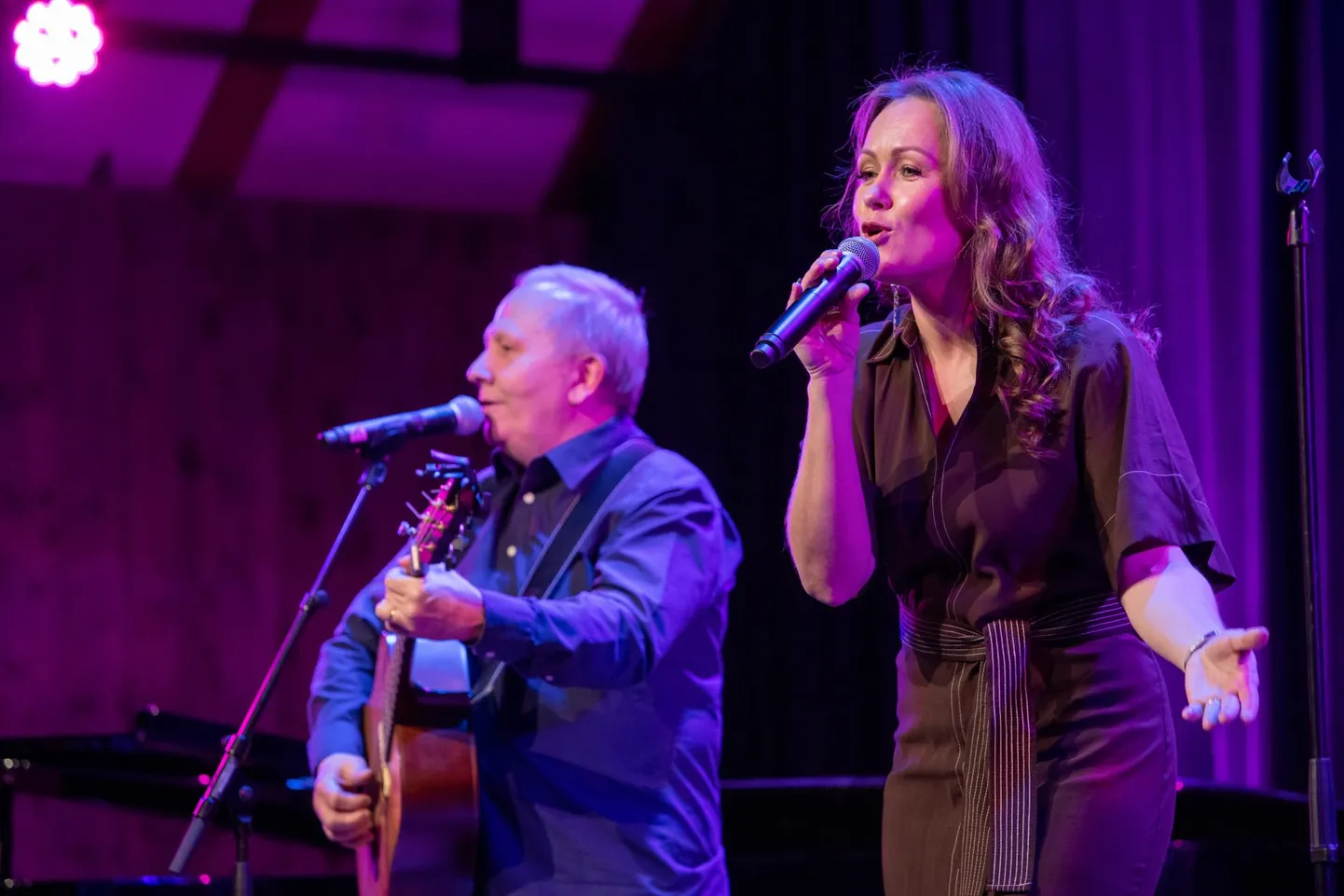 Inga ja Toomas Lunge laulavad Väike-Maarjas